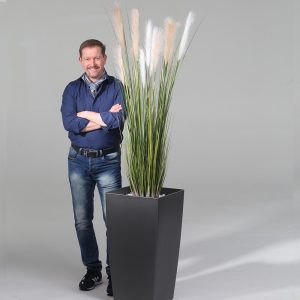 Reed Grass mit Gefäß - Kunstfelsen KaGo & Hammerschmidt GmbH